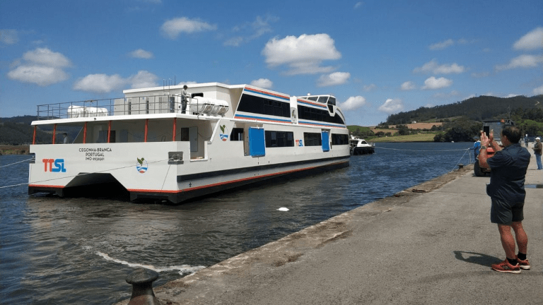 El ferry eléctrico Cegonha-Branca de Gondán lidera el futuro sostenible ...