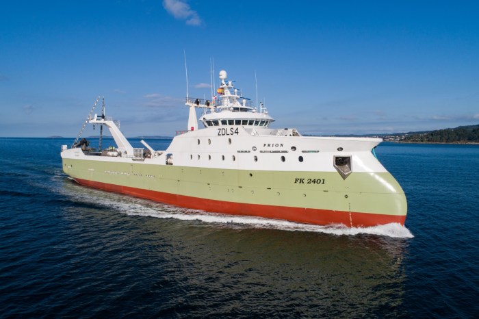 El Prion, diseño de proa invertida para uno de los arrastreros ...